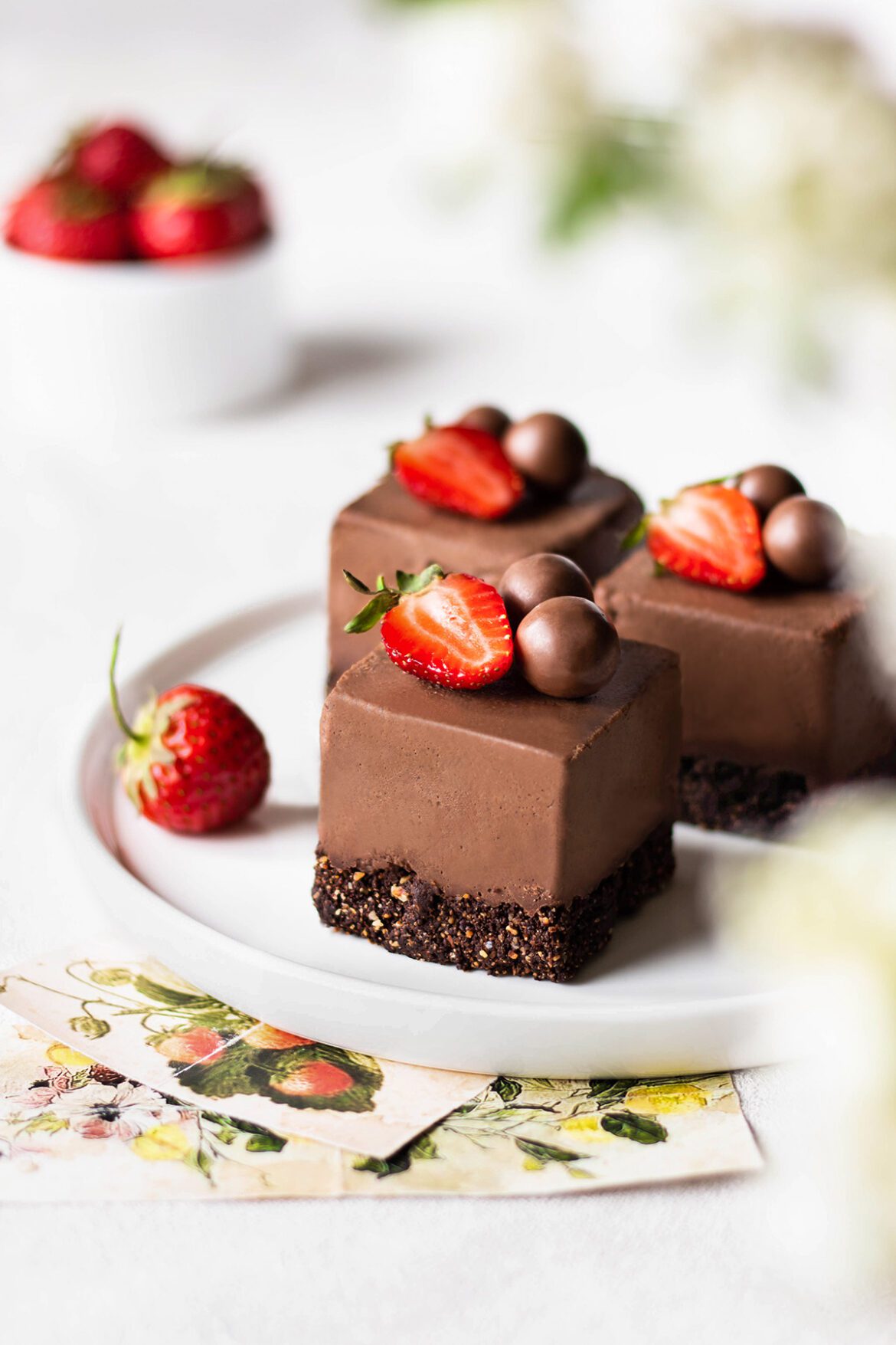 No-Bake Mini Chocolate Cheesecakes (made with Chickpeas)