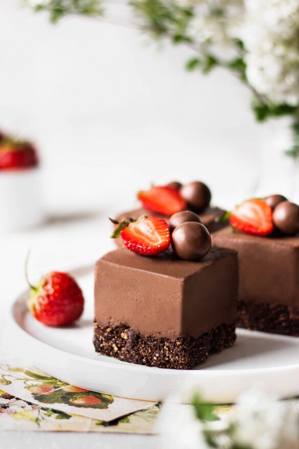 No-Bake Mini Chocolate Cheesecakes (made with Chickpeas)