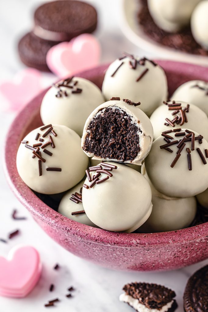 Super Easy Oreo Balls (Only 3 Ingredients!)