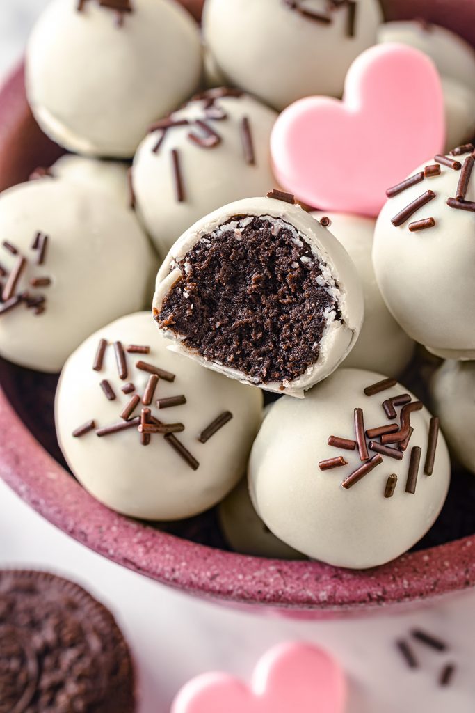 Super Easy Oreo Balls (Only 3 Ingredients!)